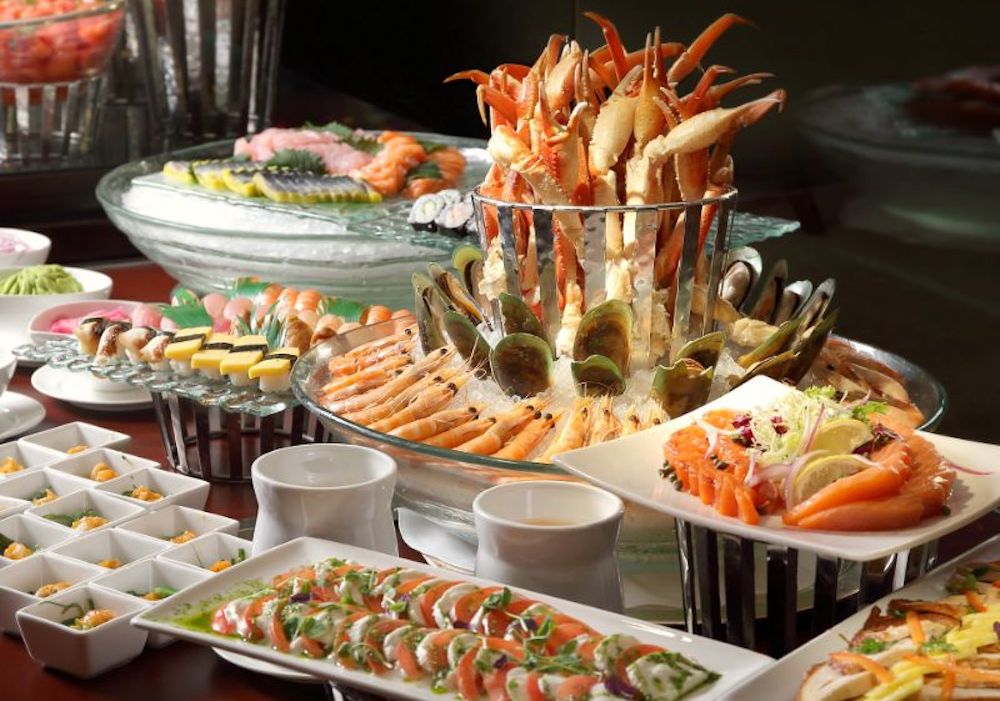 【聖誕除夕餐飲推薦】港麗酒店聖誕烤肉自助午餐成人 HK$757 起，連火雞、燒和牛肋骨、甜點等，半自助晚餐更連滋味海鮮及自選主菜！ | RunHotel 搵酒店