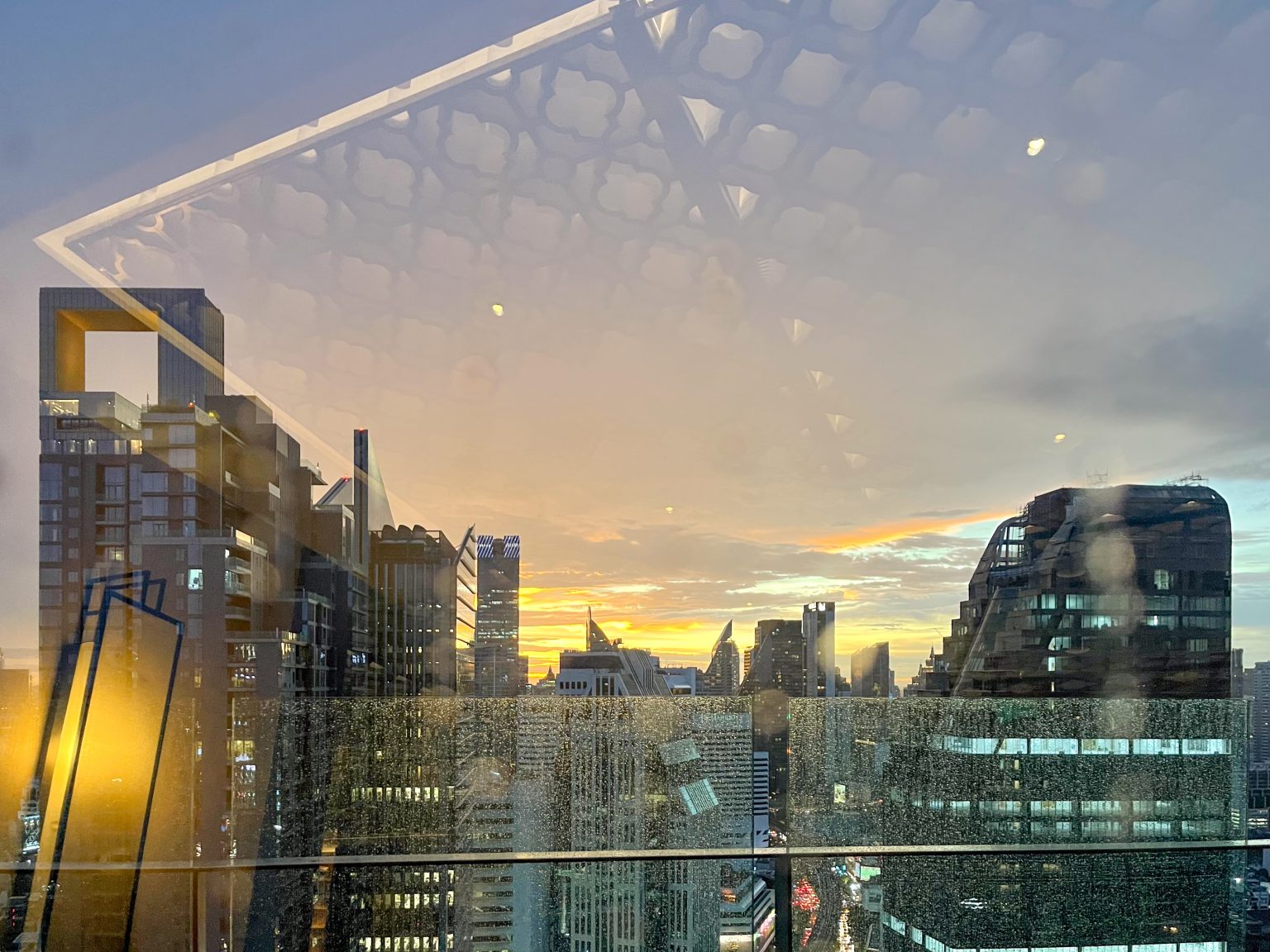 曼谷素坤逸凱悅酒店 Spectrum Lounge rooftop bar 高空酒吧晚餐體驗 | RunHotel 搵酒店