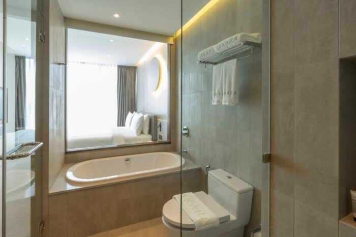 【Akara Hotel Pattaya】芭堤雅新酒店，超靚無邊際游泳池，所有客房都有浴缸每晚 HK$615 起！ | RunHotel 搵酒店