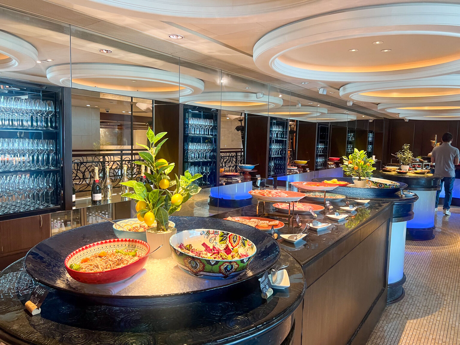 【海景嘉福洲際酒店 The Mistral 意式半自助午餐 88 折】HK$360 任食冷盤、沙律、甜品，再自選一款主菜 ...